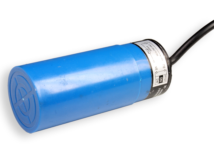 PNP capacitive proximity sensor